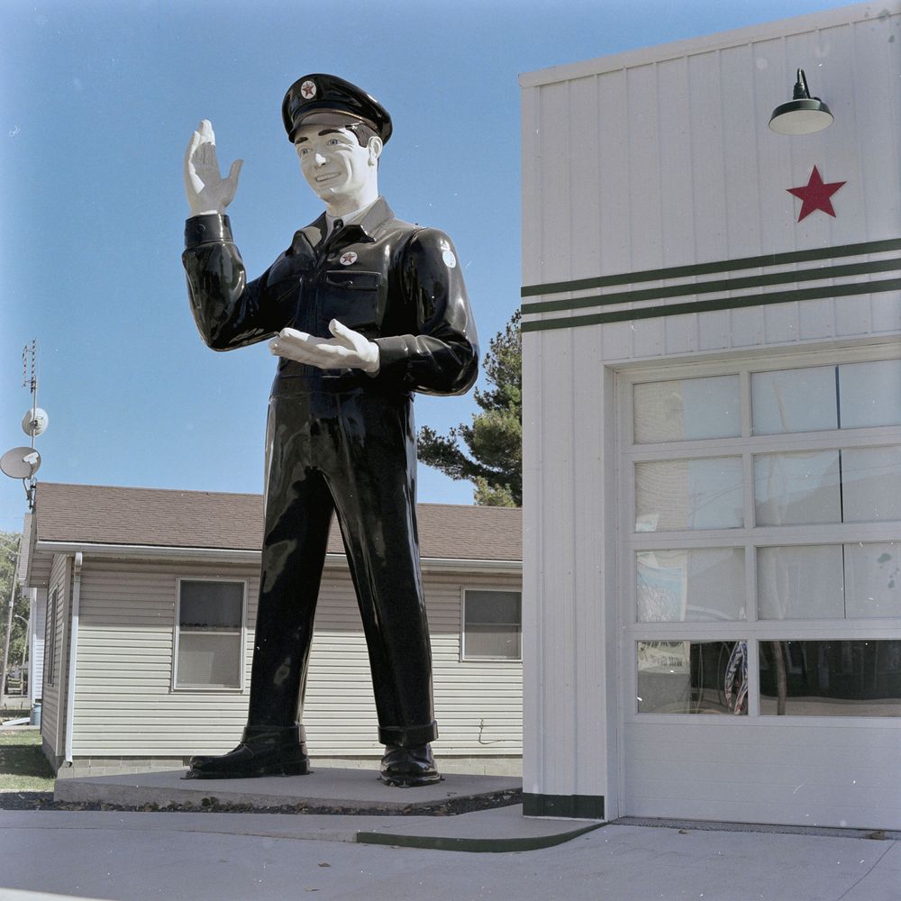 Nostalgic journey along Route 66 featuring a giant vintage police ...